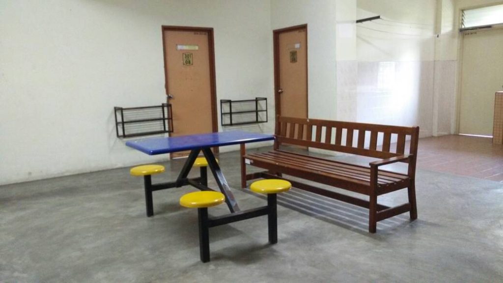 Meja dan Kerusi | Kolej Perdana
